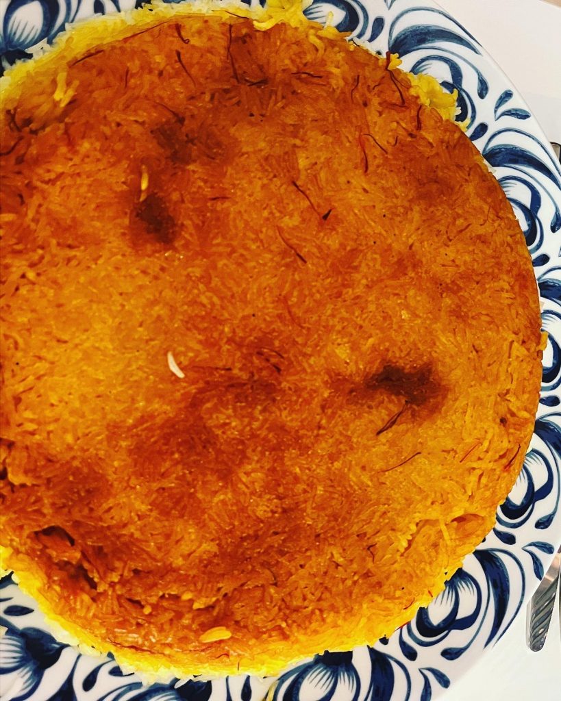 Tahdig lige sammen og få styr på de ris - Iranske crunchy safran ris.